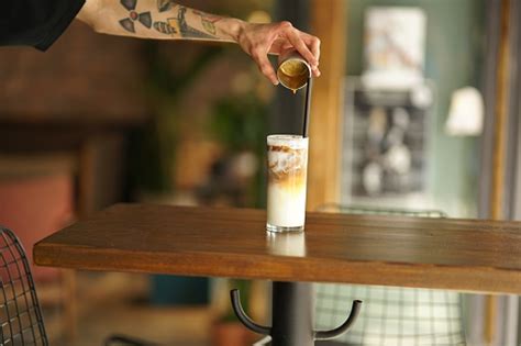 커피숍에서 아이스 커피를 만드는 바리스타 차가운 커피 남자에 대한 스톡 사진 및 기타 이미지 남자 레스토랑 레저 활동