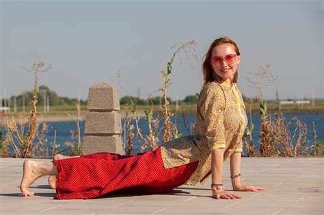 공원에서 이른 아침에 요가를하는 중년 여성 강사에 대한 스톡 사진 및 기타 이미지 강사 건강한 생활방식 공원 Istock
