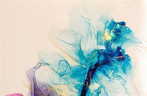 추상밝은 빛나는 컬러 유동적인 배경 황금 줄무늬가 있는 손으로 그린 알코올 페인팅 고해상도 배경 디자인을 위한 액체 잉크 기술