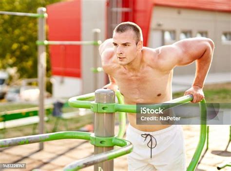 밀레니엄 운동 근육 스포츠맨 공공 피트니스 공원 야외에서 병렬 바에 딥을하고 거리 운동을하고 집중 남성 강도와 보디 빌딩 개념 건강한 생활방식에 대한 스톡 사진 및 기타