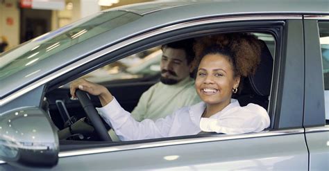 고객 고급 승용차 관계 교통 남성 다민족의 다양성 다인종 도시 설정 라이프스타일 미소 미소 짓는 새차 느낌 소비자 쇼핑 여성 영업 담당자 운송