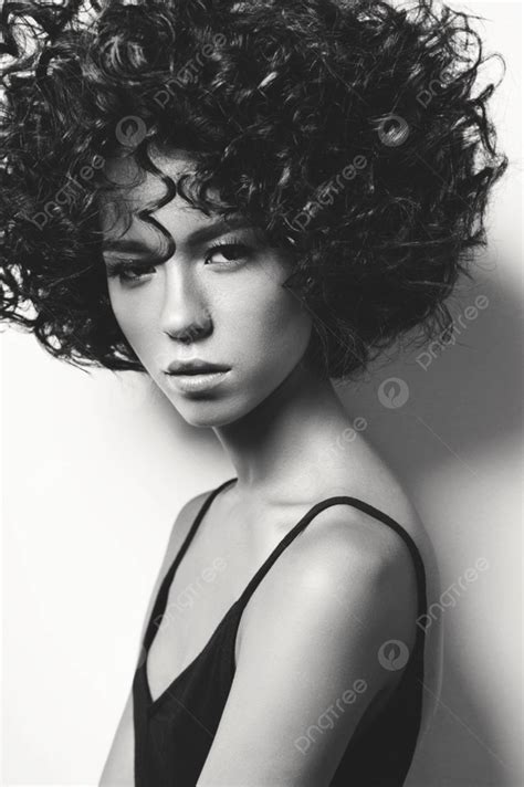 아프로 컬 헤어 스타일 패션과 아름다움과 검은 드레스에 아름 다운 여자의 흑백 패션 스튜디오 초상화 사진 배경 및 무료 다운로드를위한 그림 Pngtree