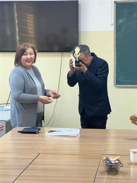 ШУ ны гавъяат зүтгэлтэн доктор профессор С Ичинхорлоогийн нэрэмжит шагнал гардууллаа