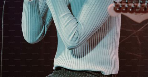 마이크 앞에 서서 마이크를 들고 있는 남자 사진 Unsplash의 음악 이미지