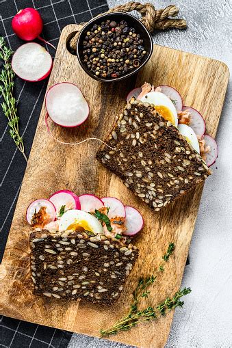 뜨거운 훈제 연어 계란 무와 곡물 빵에서 토스트 회색 배경 상단 보기입니다 건강한 식생활에 대한 스톡 사진 및 기타 이미지 건강한 식생활 검은색 달걀 Istock