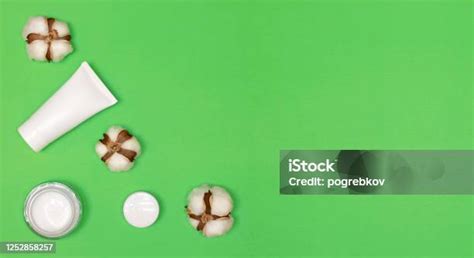 녹색 배경에 면꽃과 미용 제품 상단 보기 플랫 레이 공간을 복사합니다 면 추출물 컨셉의 천연 화장품 0명에 대한 스톡 사진 및
