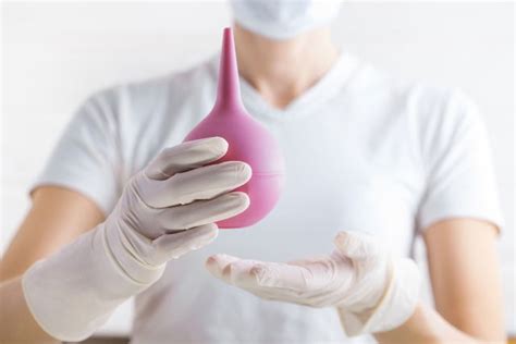 Cómo hacer un enema o lavado intestinal en casa paso a paso Tua Saúde