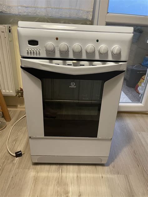 Готварска печка Indesit с керамични котлони гр София Младост 1А • Olx Bg