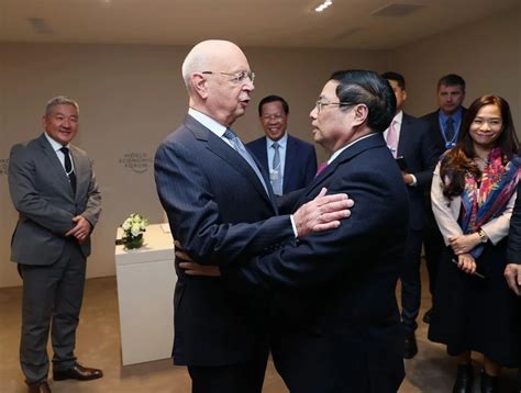 越南政府总理范明正会见世界经济论坛的创始人兼执行主席克劳斯·施瓦布【组图】 越南人民报网