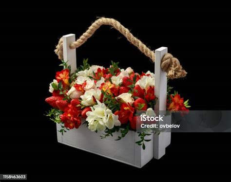 흰색과 빨간색 장미와 흰색 배경에 고립 된 잘 익은 딸기로 가득 흰색 나무 상자 측면 도면 감정에 대한 스톡 사진 및 기타