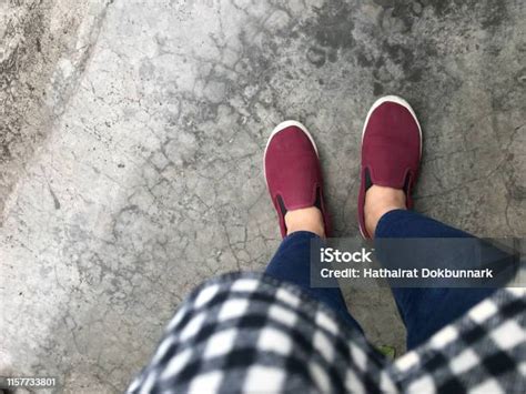 여자는 격자 무늬 셔츠 청바지와 콘크리트 거리에 서 빨간 신발을 착용 개념에 대한 스톡 사진 및 기타 이미지 개념 개념과