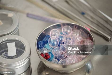 테이블에 다양한 모양과 색상의 유리 공작으로 가득 찬 금속 그릇 0명에 대한 스톡 사진 및 기타 이미지 0명 강철 공예