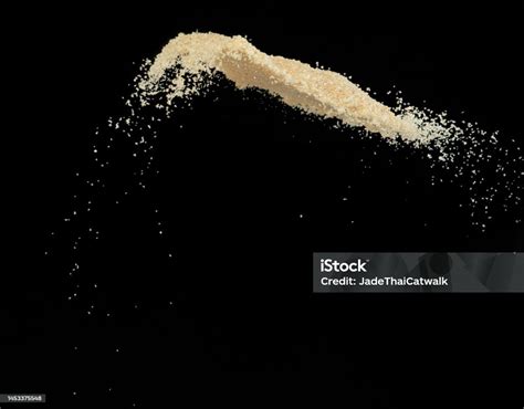 갈색 설탕 비행 폭발 갈색 곡물 설탕 폭발 추상 구름 비행 아름 다운 완전한 씨앗 사탕 수수 공기 튀김 음식 개체 디자인 선택적 초점 정지 샷 격리된 검은색 배경 가루로