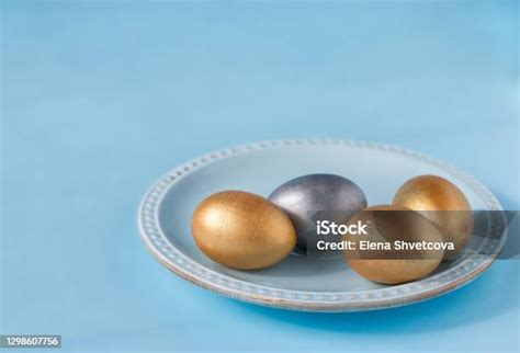 파란색 배경에 도자기 접시에 황금과 은색 부활절 달걀 전면 보기입니다 0명에 대한 스톡 사진 및 기타 이미지 0명 개념 계절 Istock