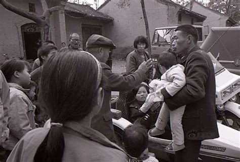 白浜兼一 On Twitter Rt Zhu0588 看见：【90年代计划生育】这些照片拍自陕西临潼。摄影师侯登科：“那些哀求工作队的老人的面孔，那个哭泣地守着自己的洗衣机不让抱走的