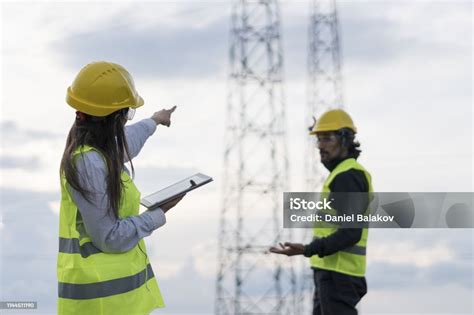 전기 엔지니어는 그 뒤에 맑은 푸른 하늘과 태양 광선 고전압 라인 근처 분야에서 작업 2명에 대한 스톡 사진 및 기타 이미지 2명 건축물 고적운 Istock