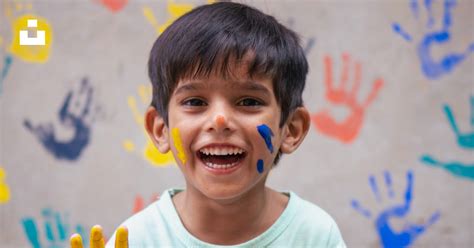 파란색과 노란색으로 칠해진 손을 가진 어린 소년 사진 Unsplash의 무료 파이살라바드 이미지