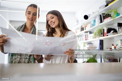 사무실에서 비즈니스 프로젝트에 종사하는 창조적 인 비즈니스 사람들 개념에 대한 스톡 사진 및 기타 이미지 개념 계획 기업 문화 Istock