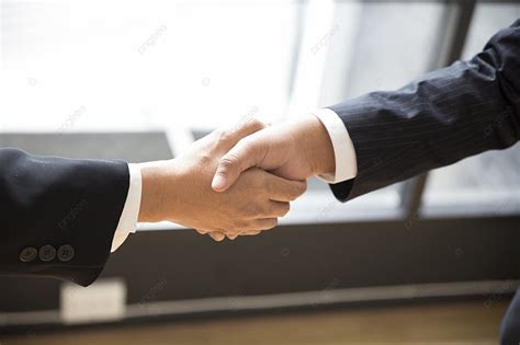 창가에서 악수하는 두 사업가 비즈니스 팀워크 사진 배경 및 무료 다운로드를위한 그림 Pngtree