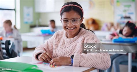 학생 교실 및 소녀는 책 연습 및 창의성을 갖춘 교육 초상화 및 지식을 갖추고 있습니다 어린이 학교 및 지능적인 학습 과제 프로젝트 및 미소로 스마트한 시험 10 11세에