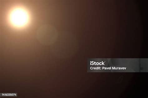 검은 배경의 사실적인 렌즈 플레어 렌즈 플레어 검은 색 배경 위에 빛 이미지 위에 오버레이 또는 스크린 필터를 쉽게 추가 할 수 있습니다 추상적인 태양이 디지털 렌즈 플레어