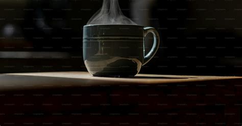 나무 테이블 위에 앉아 김이 나는 컵 사진 Unsplash의 찻잔 이미지