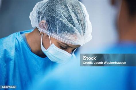 안면 마스크의 의료 지원 팀워크 또는 의료 솔루션을 위한 극장의 병원 수술 및 의사 팀 수술실 응급 상황 및 도움에서 파란색 스크럽을 입은 간호사와 외과 의사의 초점