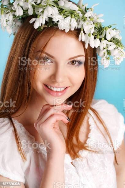 ภาพสตูดิโอของหญิงสาวในพวงหรีดดอกไม้ ภาพสต็อก ดาวน์โหลดรูปภาพตอนนี้ การถ่ายภาพ ภาพ คนหนุ่ม