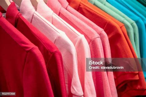 상점에서 판매 중단에 화려한 셔츠 빨간색과 파란색 폴로 옷걸이 백화점에서 여름 시즌 착용 T 셔츠에 대한 스톡 사진 및 기타 이미지 Istock