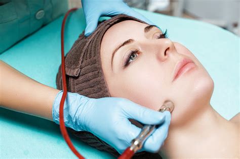 미용사는 얼굴의 기계적 청소 합니다 미세 박피 술의 절차 다이아몬드 연 삭 건강관리와 의술에 대한 스톡 사진 및 기타 이미지 건강관리와 의술 건강한 생활방식 건강한