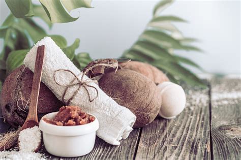 꽃과 수건이 마련된 스파 및 웰니스 환경 열대 꽃과 밝은 구성 코코넛을 곁들인 데이즈파 자연 제품 개념에 대한 스톡 사진 및 기타 이미지 Istock