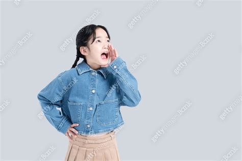 어린이 나이 초등학생 초등교육 교육 어린시절 컨셉 제스처 커뮤니케이션컨셉 부르다 말하기 고함 말하기 이미지 Jv14155738 게티이미지뱅크