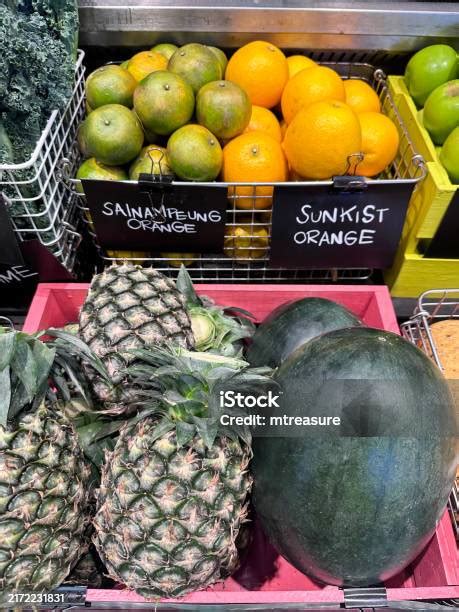 식료품 진열대에 농산물의 이미지 검은 색 판지 라벨 농산물 이름 불독 와이어 보관 바구니 파인애플 수박 사과 망고 유기농 케일 오렌지 녹색 사과 0명에 대한 스톡 사진 및