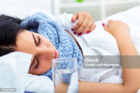 건강 관리입니다 두통 목의 통증 및 발열을 가진 아름 다운 병 여자의 담요 느낌 병자 온도계로 체온을 측정에 대해서 질병 및 질병 높은 해상도 담요에 대한 스톡 사진 및