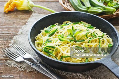 어두운 나무 배경 주철 프라이팬에 호박과 파스타 유기 Wholegrain 밀가루에서 스파게티 갈색에 대한 스톡 사진 및 기타 이미지 Istock