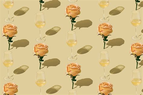 노란색 장미와 노란색 배경에 와인 한 잔으로 만든 패턴 크리에이티브 러브 컨셉 샴페인 와인에 대한 스톡 사진 및 기타 이미지 샴페인 와인 파스텔 프레임 Istock