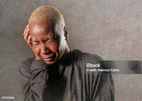 젊은 세련 된 슬 프 고 우울 아프리카 미국 흑인 여성 비참 하 고 절망적 인 격리 하는 극적인 얼굴 표현에 우울증을 겪고