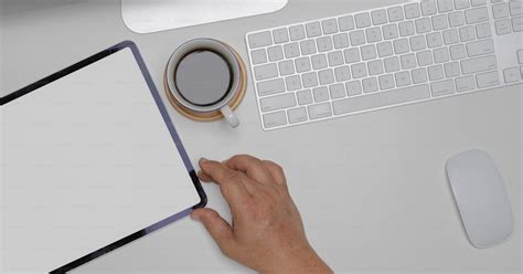 컴퓨터 장치가 있는 흰색 작업대에서 모형 태블릿을 사용하는 남성 손의 오버헤드 샷 사진 Unsplash의 컴퓨터 키보드 이미지