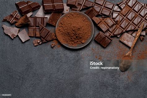 어두운 콘크리트 백 라운드에 어둡거나 우유 유기농 초콜릿 조각과 코코아 파우더로 만든 프레임 또는 테두리 0명에 대한 스톡 사진 및 기타 이미지 Istock