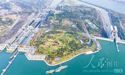 湖北宜昌三峡枢纽航运通过量突破历年最高水平 人民图片网