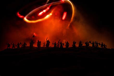 기병과 보병과 중세 전투 장면 별도의 개체로 인물의 실루엣 중세 성으로 어두운 톤 안개 배경에 전사 사이의 싸움 The Crusades에 대한 스톡 사진 및 기타 이미지