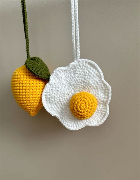 Вязаные Обвесы на сумку брелоки лимон и яичница In 2024 Crotchet Keychain Knitted