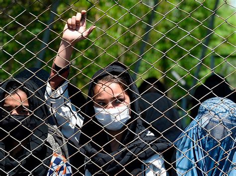 Талибууд эмэгтэйчүүдийг дээд боловсрол эзэмшихийг хориглов