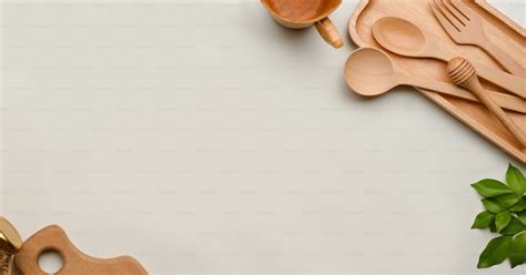 제로 웨이스트 개념 흰색 배경에 나무 주방용품과 복사 공간이 있는 장면을 조롱 상위 뷰 사진 Unsplash의 식물 이미지
