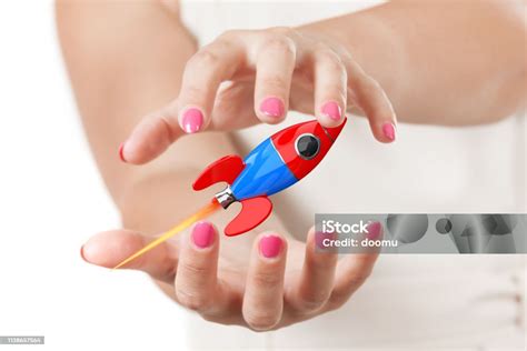 현대 만화 로켓을 보호 하는 두 여자 손 3d 렌더링 개념에 대한 스톡 사진 및 기타 이미지 개념 디지털 생성 이미지 배경 주제 Istock