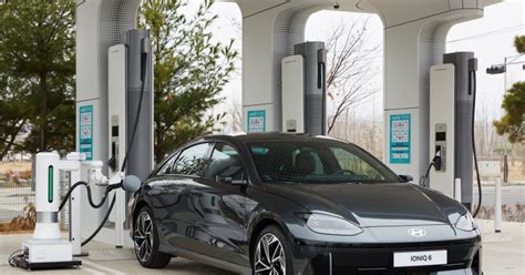 로봇이 알아서 충전한다…현대차 전기차 자동충전로봇 개발