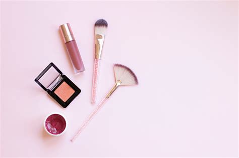화장품 제품을 구성합니다 립스틱 메이크업 브러쉬 보습제 와 분홍색 배경에 분말 0명에 대한 스톡 사진 및 기타 이미지 0명 개인 장식품 개체 그룹 Istock