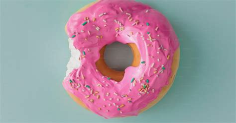 파란색 파스텔 배경에 분홍색 유약 도넛 플랫 레이 창의적인 개념입니다 사진 Unsplash의 개념 이미지