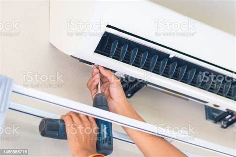 현대 에어컨을 고치는 드라이버를 사용하는 수리공 실내에서 에어컨을 청소하는 남성 기술자 유지 보수 및 수리 개념 에어컨에 대한 스톡 사진 및 기타 이미지 Istock