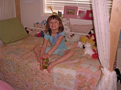 Crazy Tessie On Crazy Daisy Daisy Pattern Quilt On Floor Dizzy Daisy